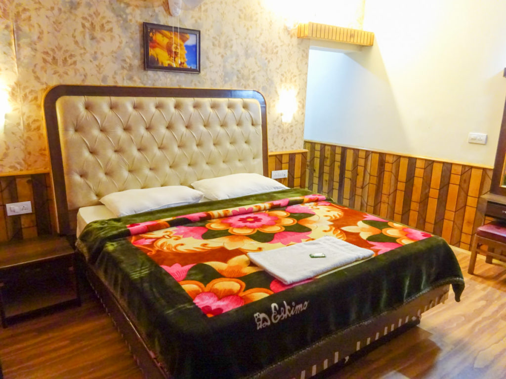 インド・マナリ ニュー・マナリ地区中心のバスターミナルまで徒歩2分のホテル「Hotel Samiru」 | アジアバックパッカートラベル